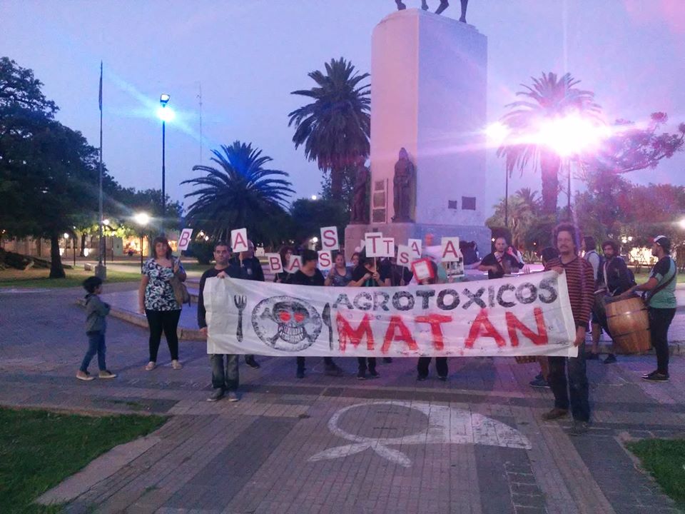 "Basta es Basta" en la plaza en el día mundial contra el uso de agrotóxicos